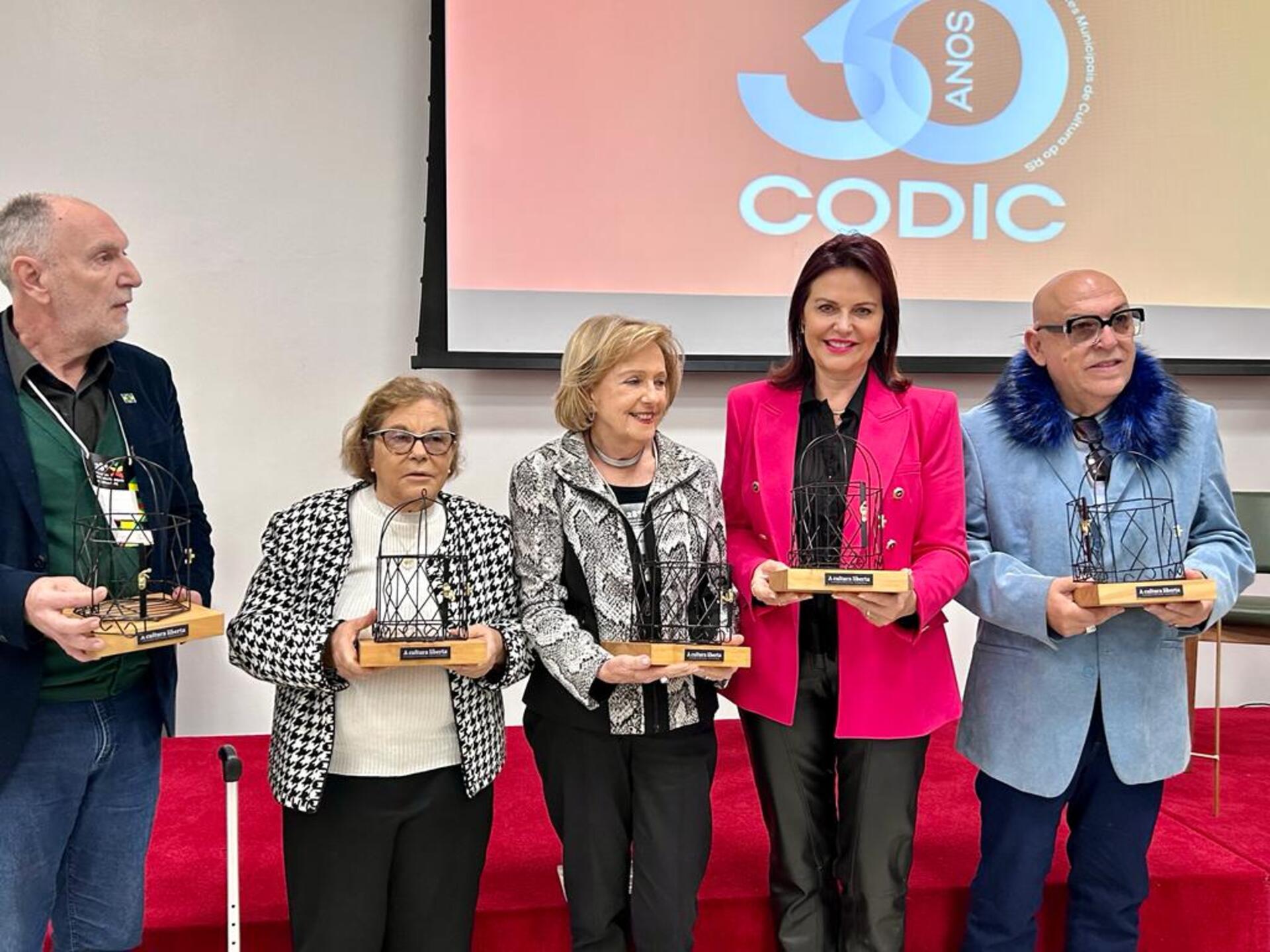 Bastidores: homenagens no Codic e à Eva Sopher na coluna de Maristela Moura