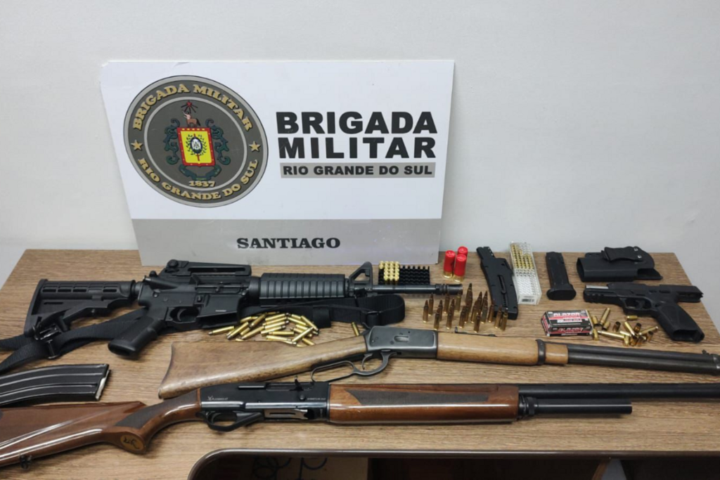 Homem é preso com fuzil, munições e outros tipos de armas de fogo em ...